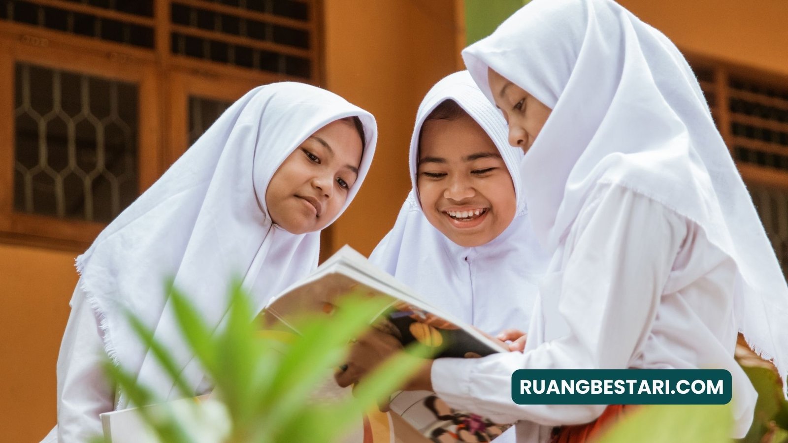 Guru: Antara luka dan Duka - Puisi Didik, M.Pd. - ruangbestari.com