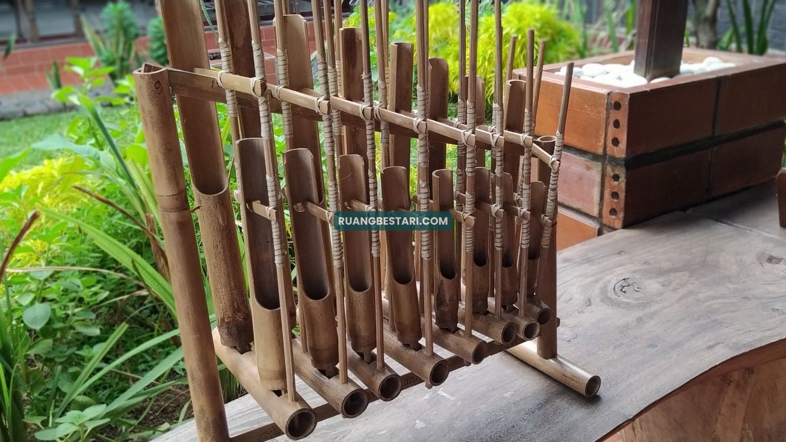 Sejarah dan Asal-Usul Angklung, Alat Musik Tradisional Indonesia ...